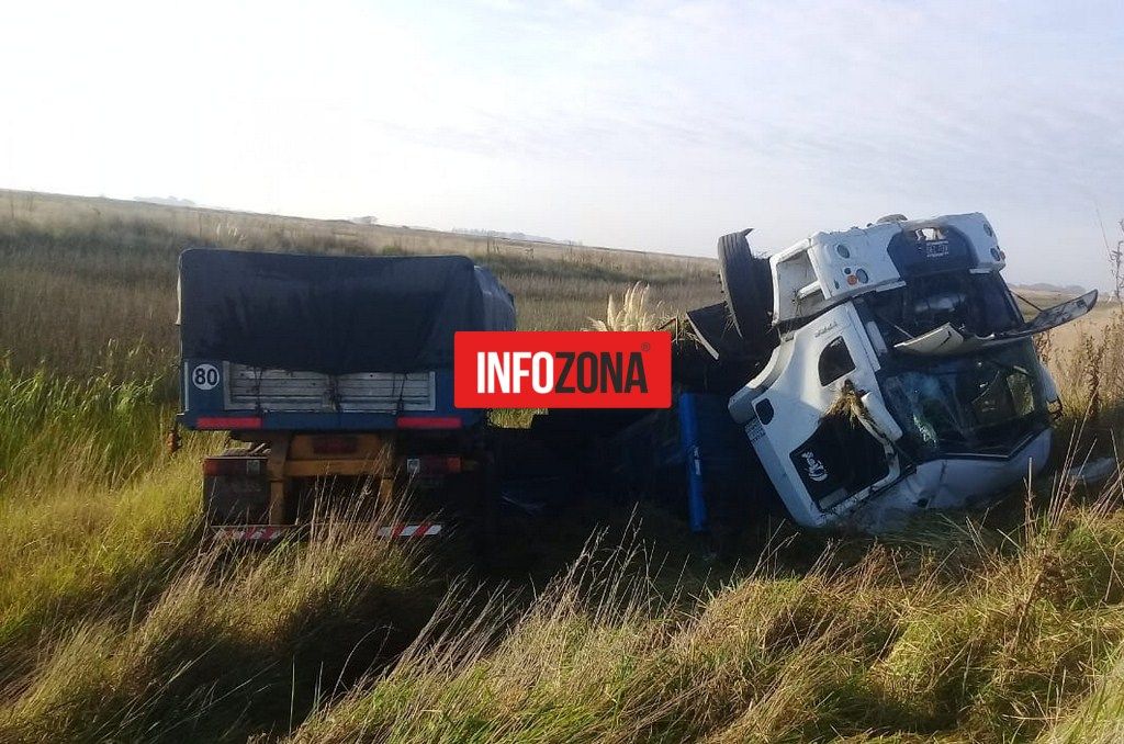 AYACUCHO: Impactante vuelco de un camión en la Ruta 29