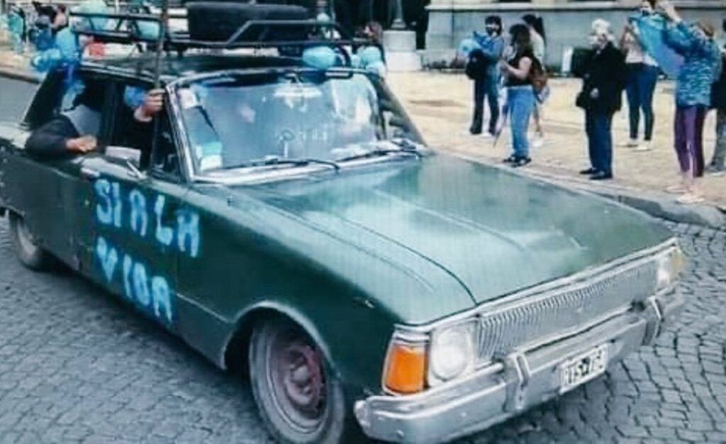Polémica y repudio por la participación de un Falcon verde en la marcha ...