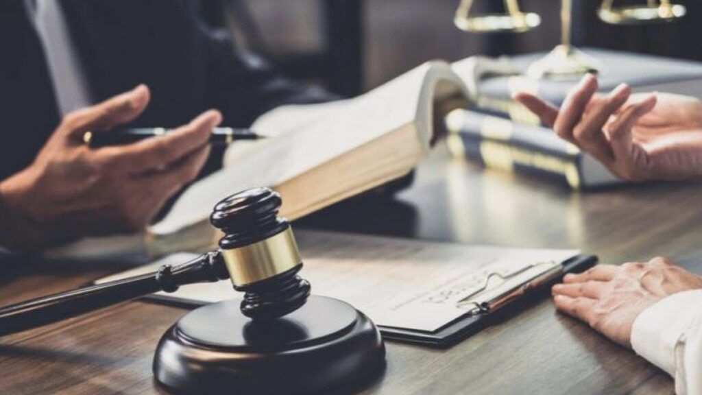 ¿Qué es ser querellante?: significado y diferencias con la denuncia