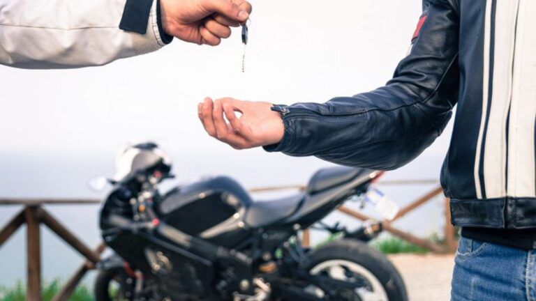ᐈ Cómo transferir una moto: Requisitos y documentación 2026