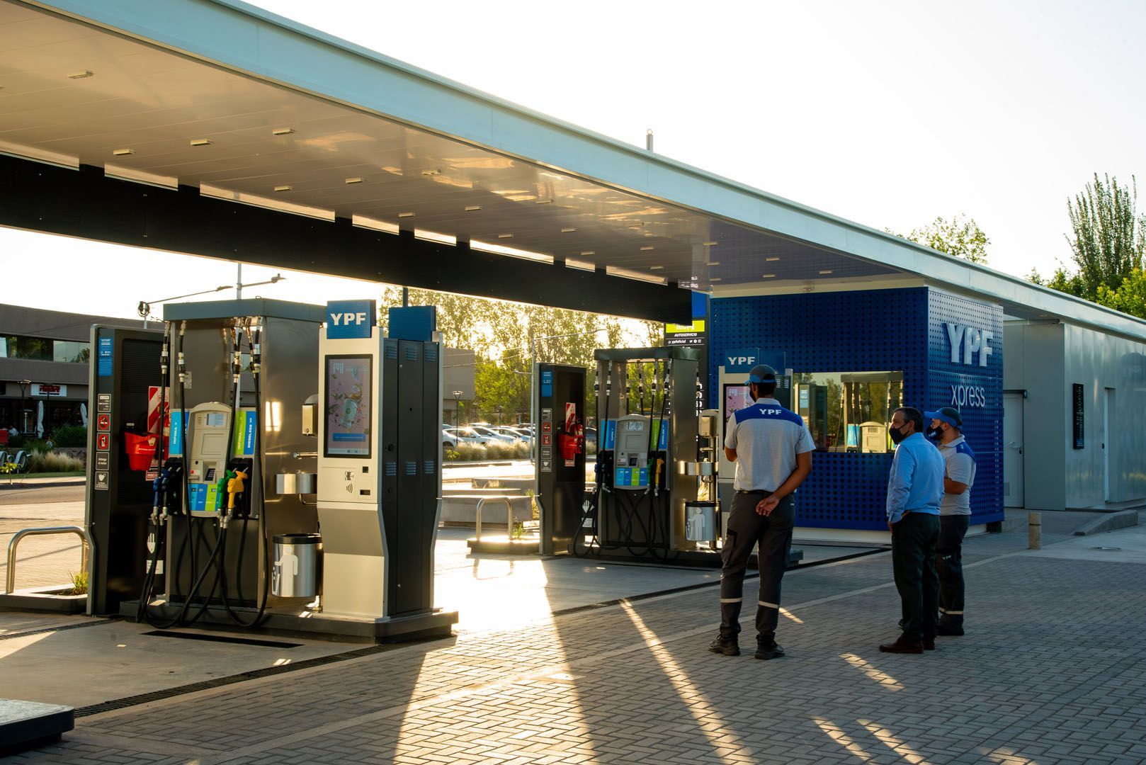 La Plata: YPF inauguró la primer estación de servicio "del futuro" ¿De ...