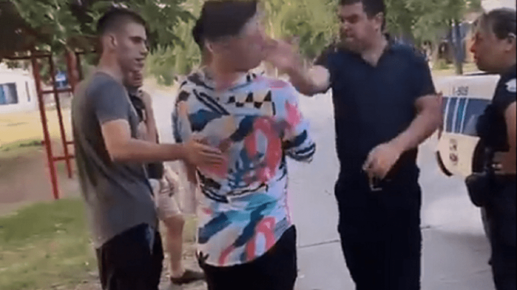 El policía que le pegó una cachetada a un joven deberá pagarle 45 mil pesos