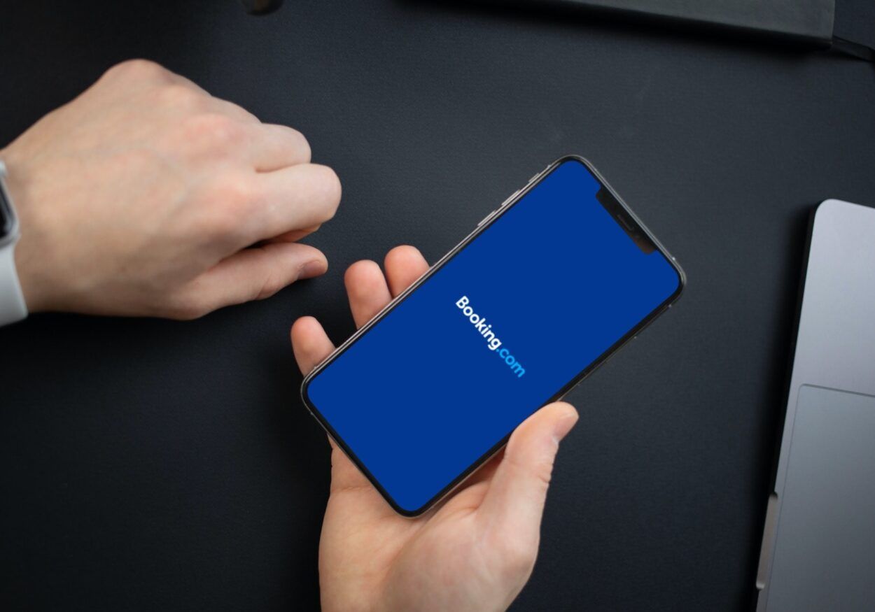 Cómo contactar con Booking: Teléfono, Email y Chat