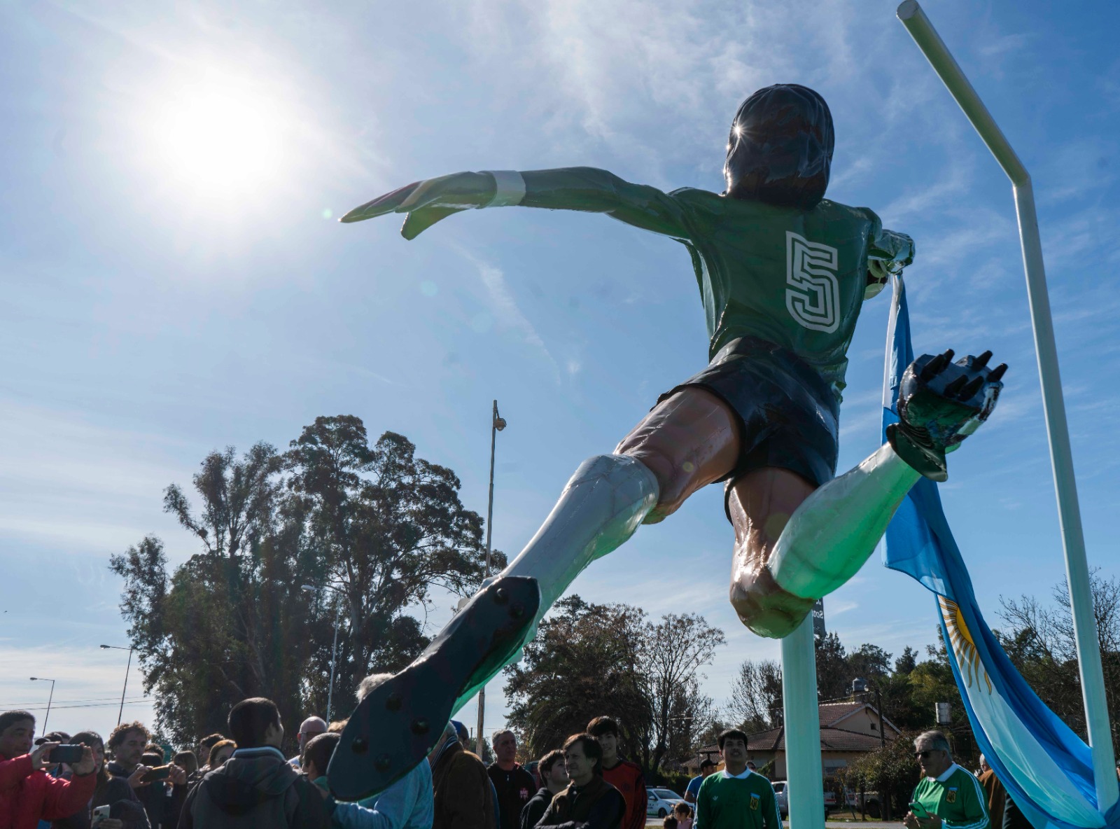 Monte: Inauguraron monumento a Ubaldo "Pato" Fillol en el aniversario ...