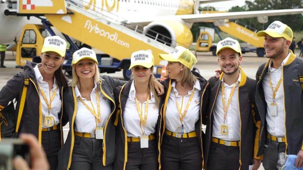 La línea aérea Flybondi busca empleados y paga sueldos de hasta $700. ...