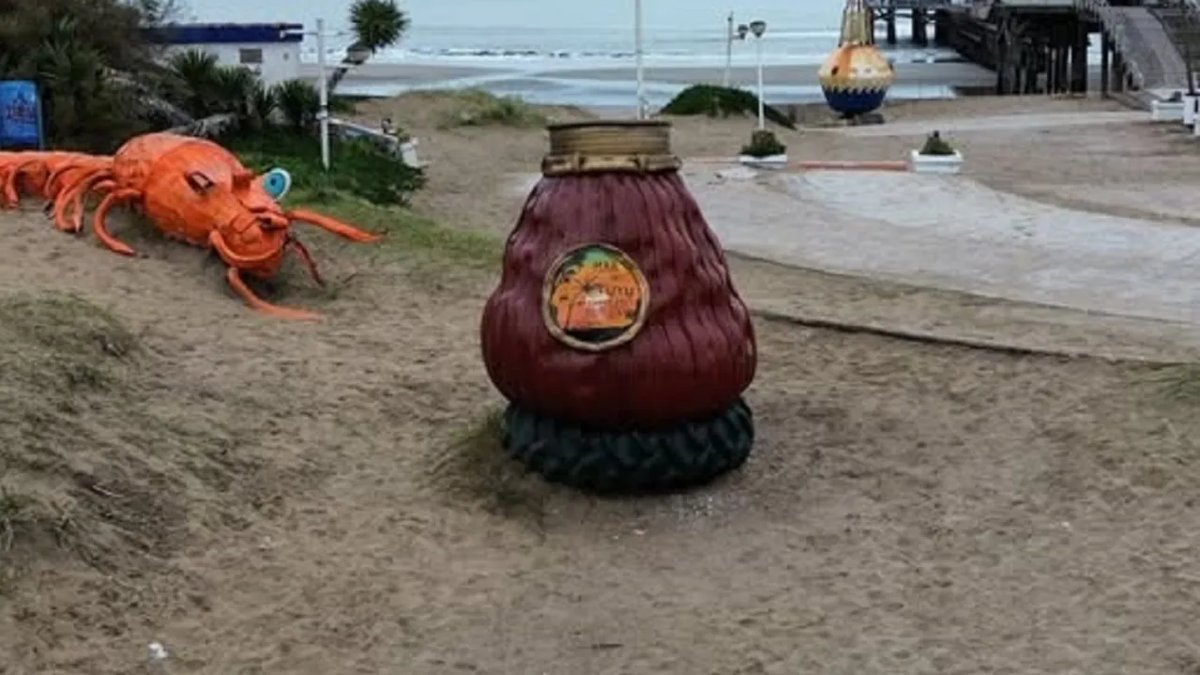 Insólito robo en Mar del Tuyú: se llevaron la bombilla del mate gigante